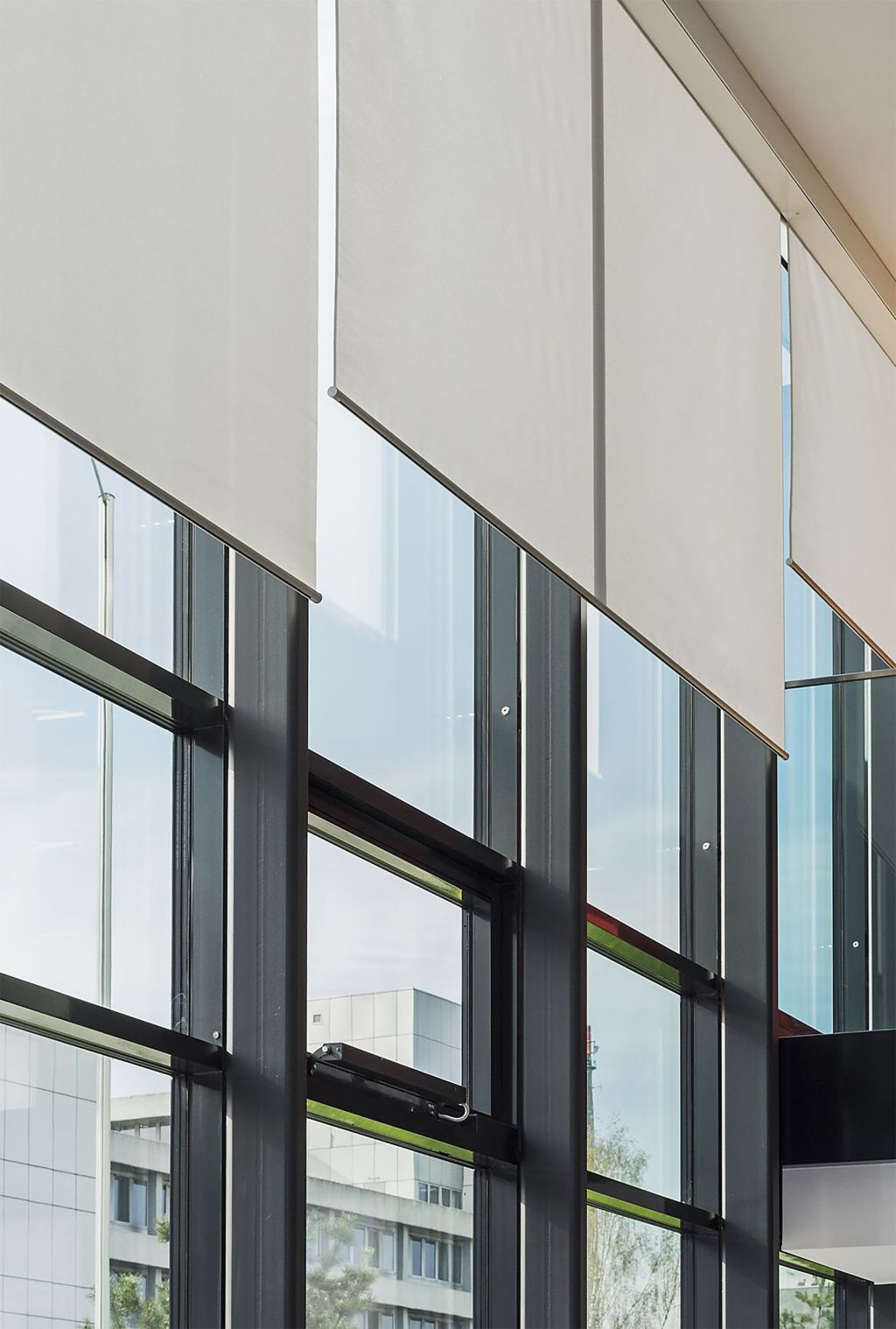 Glare and heat protection for roller blinds and vertical blinds ...